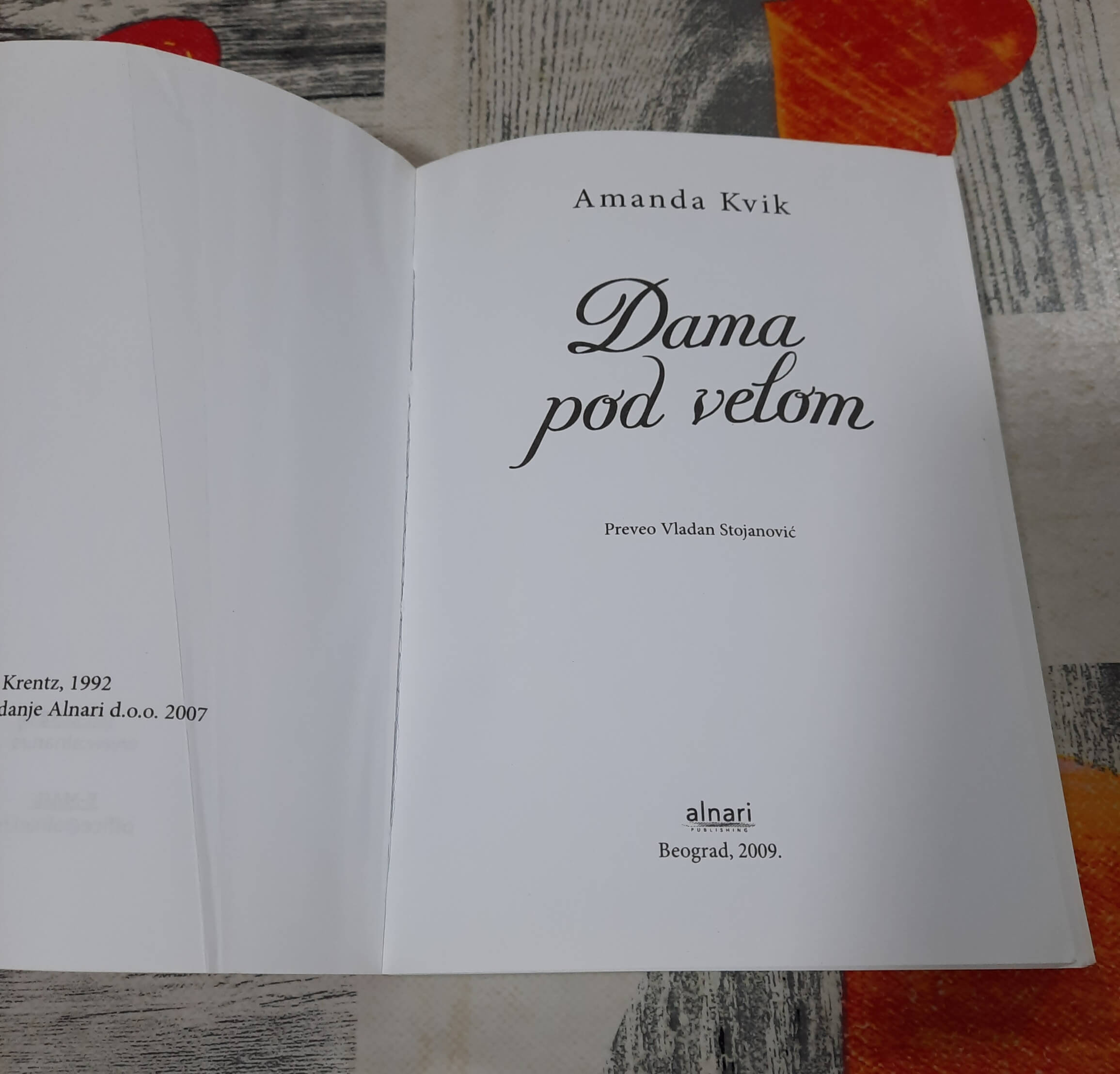 Dama Pod Velom - Amanda Kvik – | Knjižara Demago